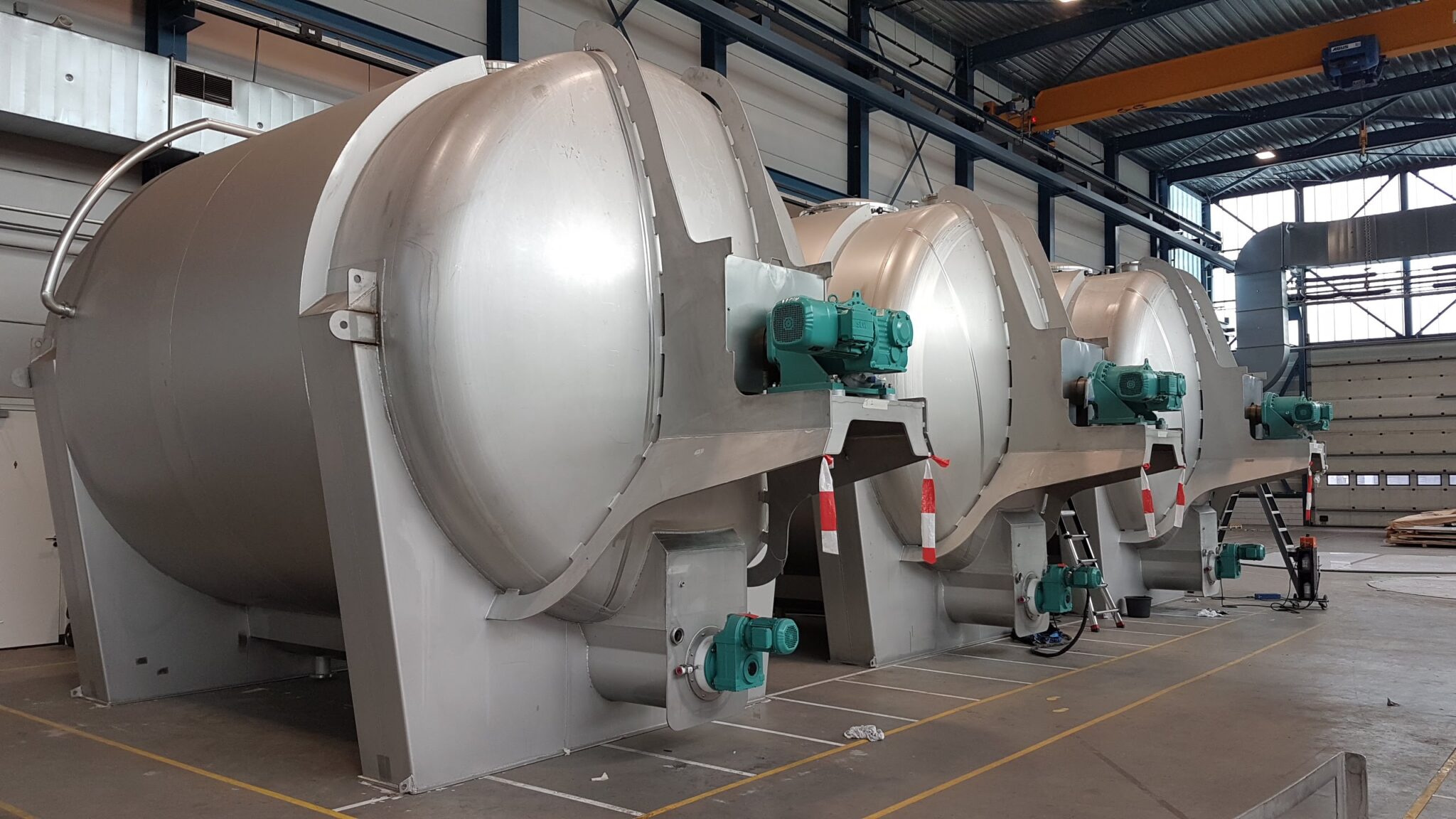 Horizontally gelatin tanks and a fat extraction tank